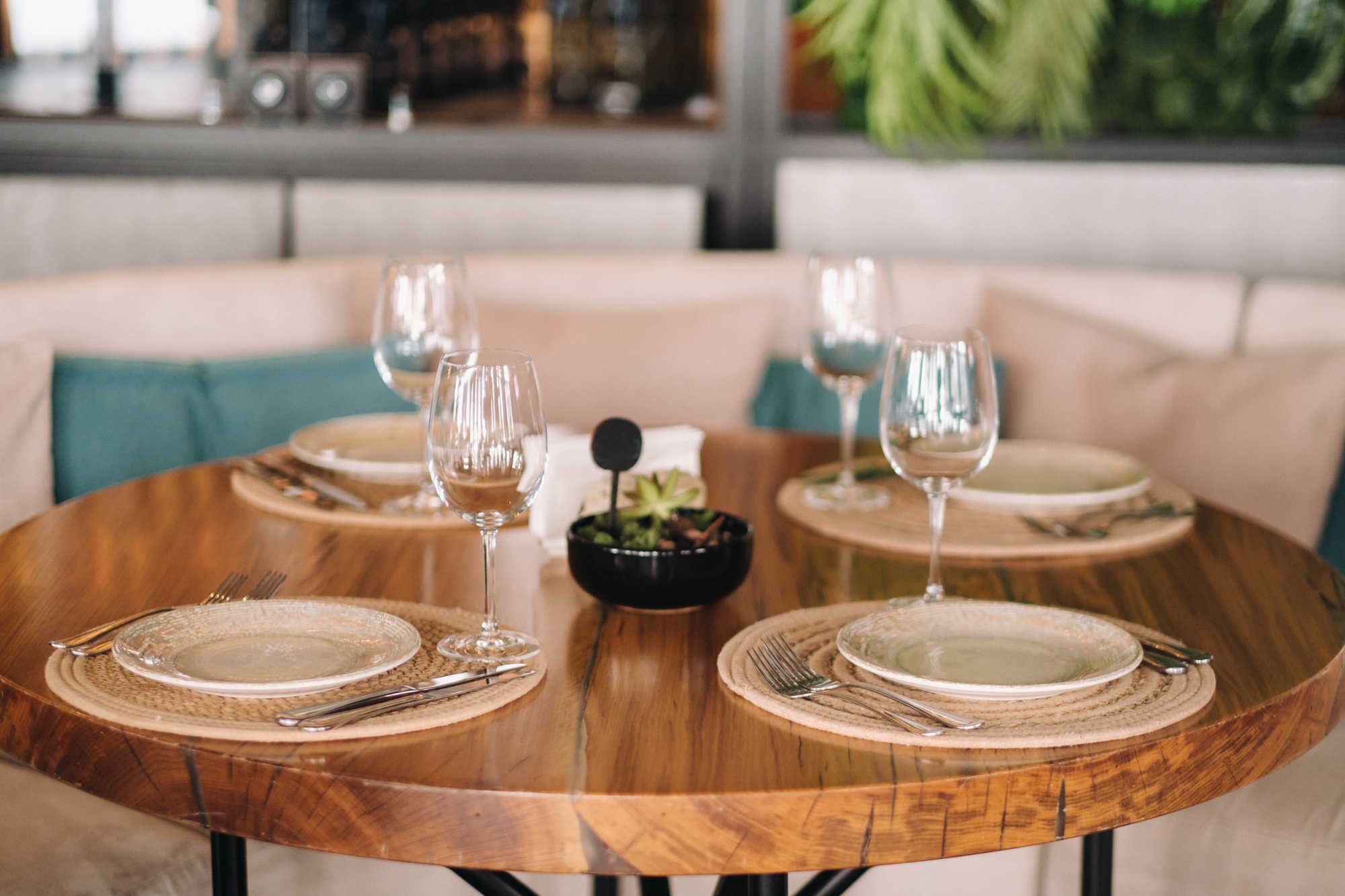 Le couvert croisé au restaurant : signification et règles de bonne conduite